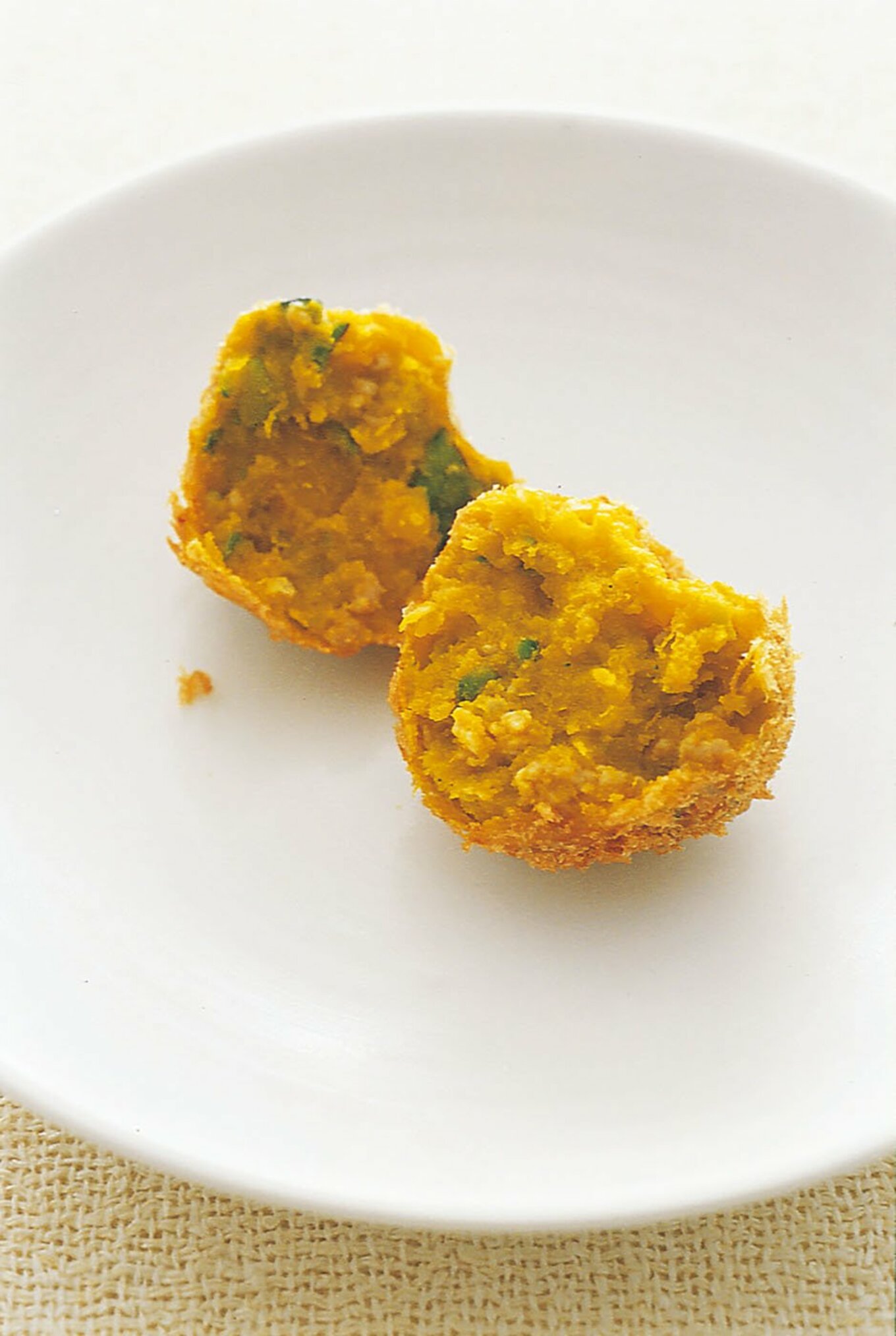 [写真](1ページ目)サクホク食感の「カボチャのコロッケ」レシピ。バターの塩気がたまらない／大庭英子さん旬の冬おかず | ESSEonline（エッセ オンライン）