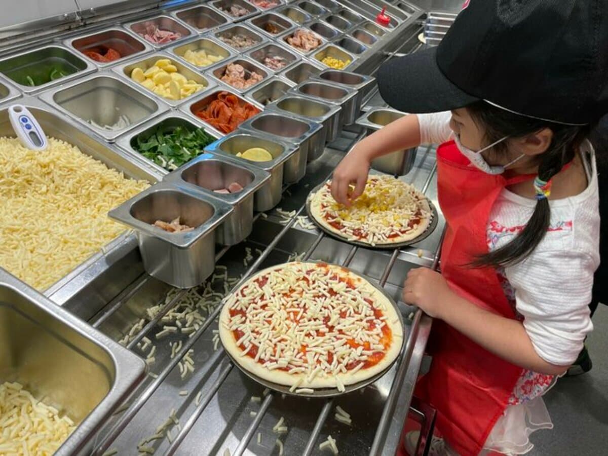 人気ピザチェーンで「自分だけのピザ」がつくれる！2000円で体験、ポテト半永久無料券も | ESSEonline（エッセ オンライン）