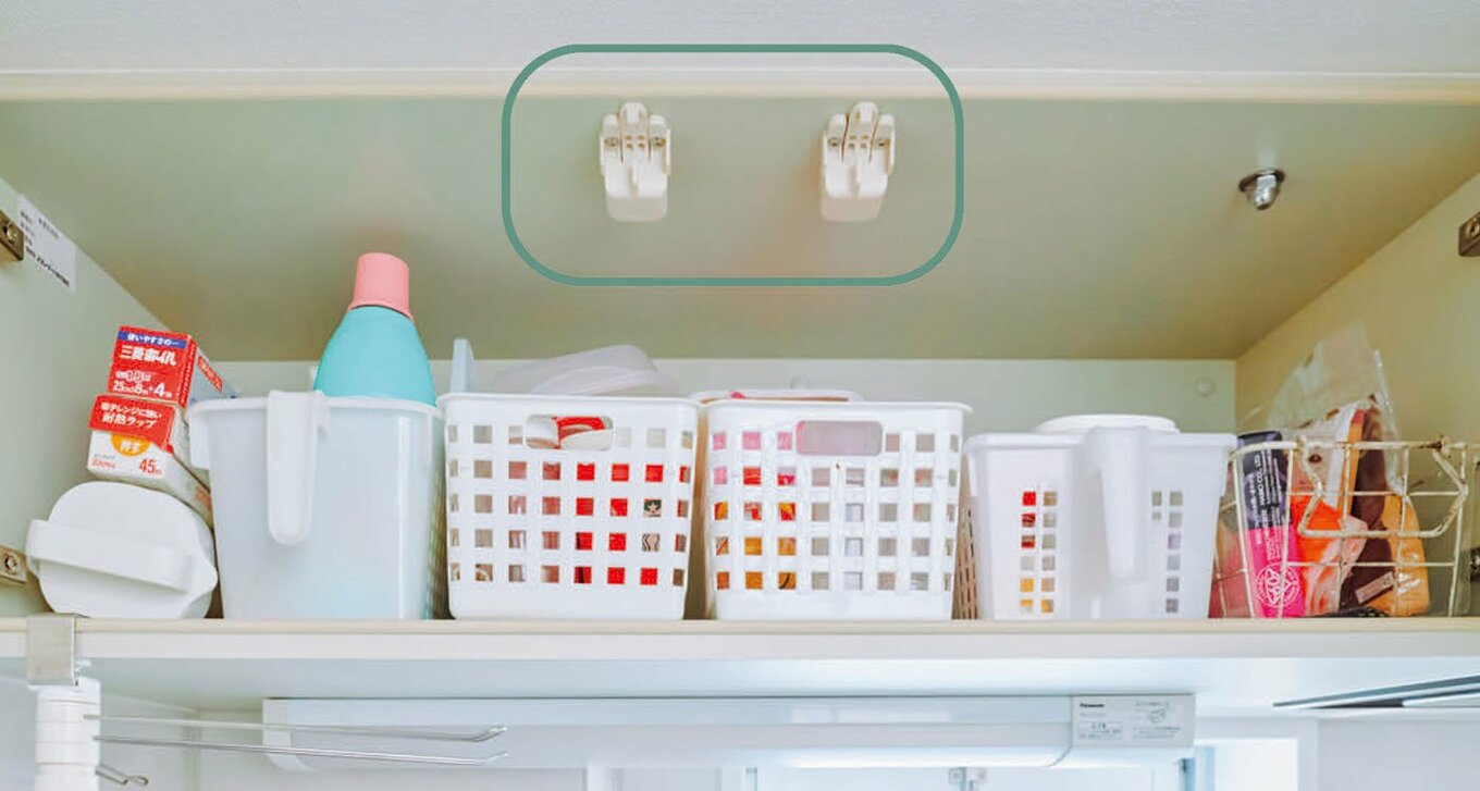 見直すだけで地震対策に！プロが教える“つり戸棚”のNG収納と100円グッズの簡単DIY | ESSEonline（エッセ オンライン）