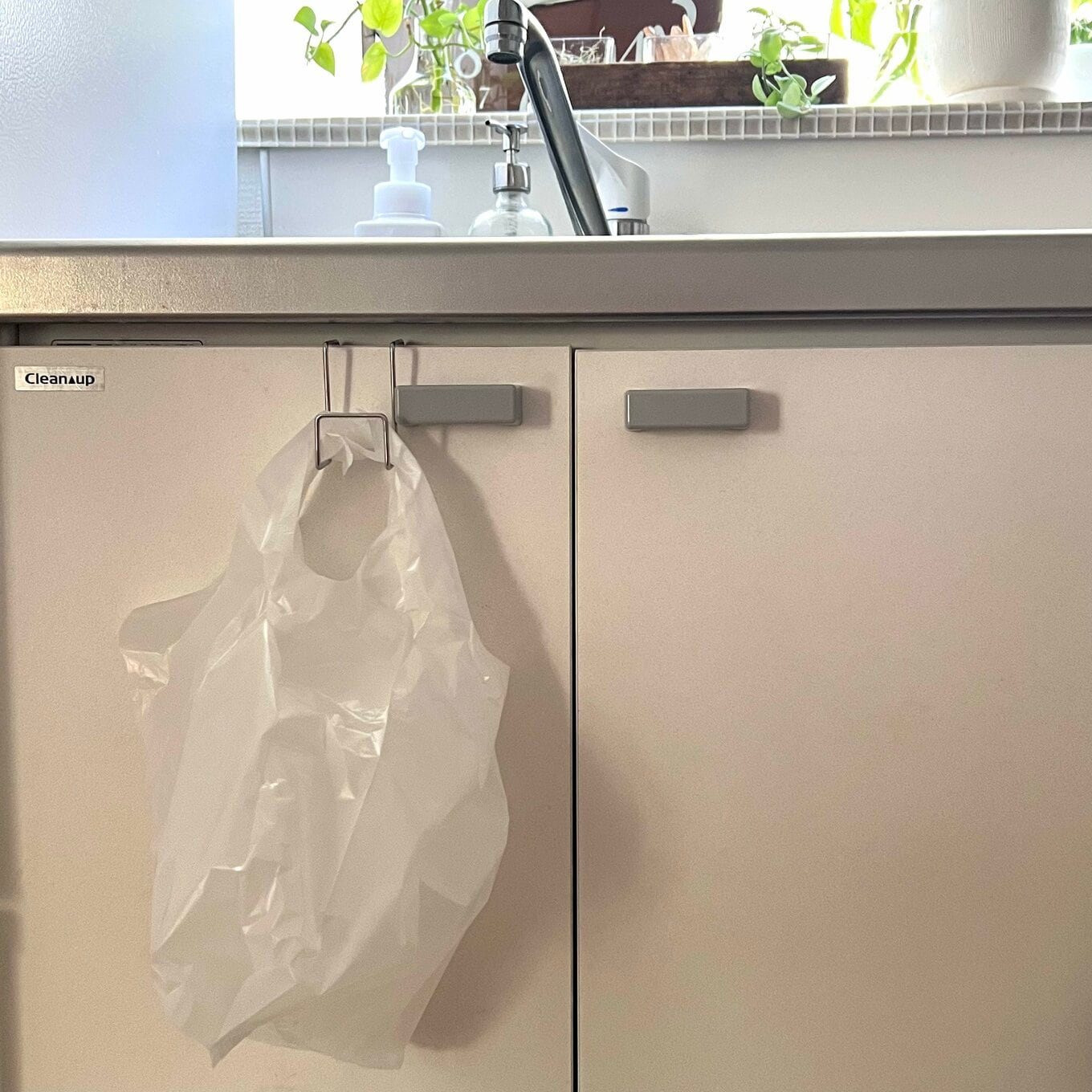 [写真](1ページ目)50代ひとり暮らし、「ゴミ箱」は置かない。家が片づき、分別もラクになった | ESSEonline（エッセ オンライン）