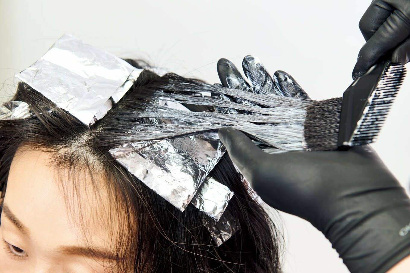 [写真](1ページ目)白髪は隠さず生かす。「白髪ぼかし」が初めてでも理想のヘアに仕上がるコツ | ESSEonline（エッセ オンライン）