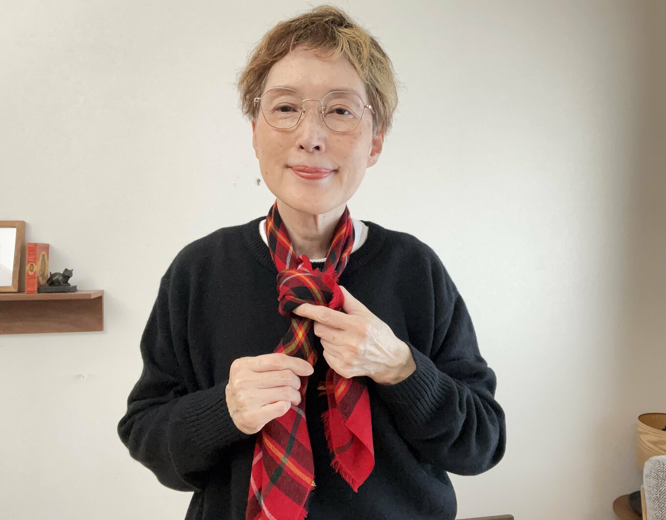 [写真](1ページ目)60代の秋冬は「ストール」でおしゃれに。首元の悩みを明るくカバー、簡単にできる巻き方4つ | ESSEonline（エッセ オンライン）