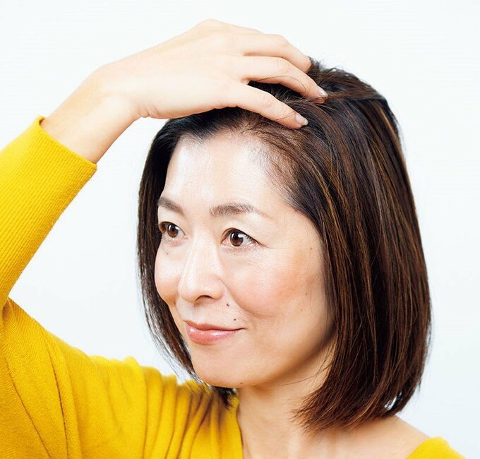 50歳をすぎたら髪の分け目はいらない。1分でできる「若見え」テク2つ Esseonline(エッセ オンライン)