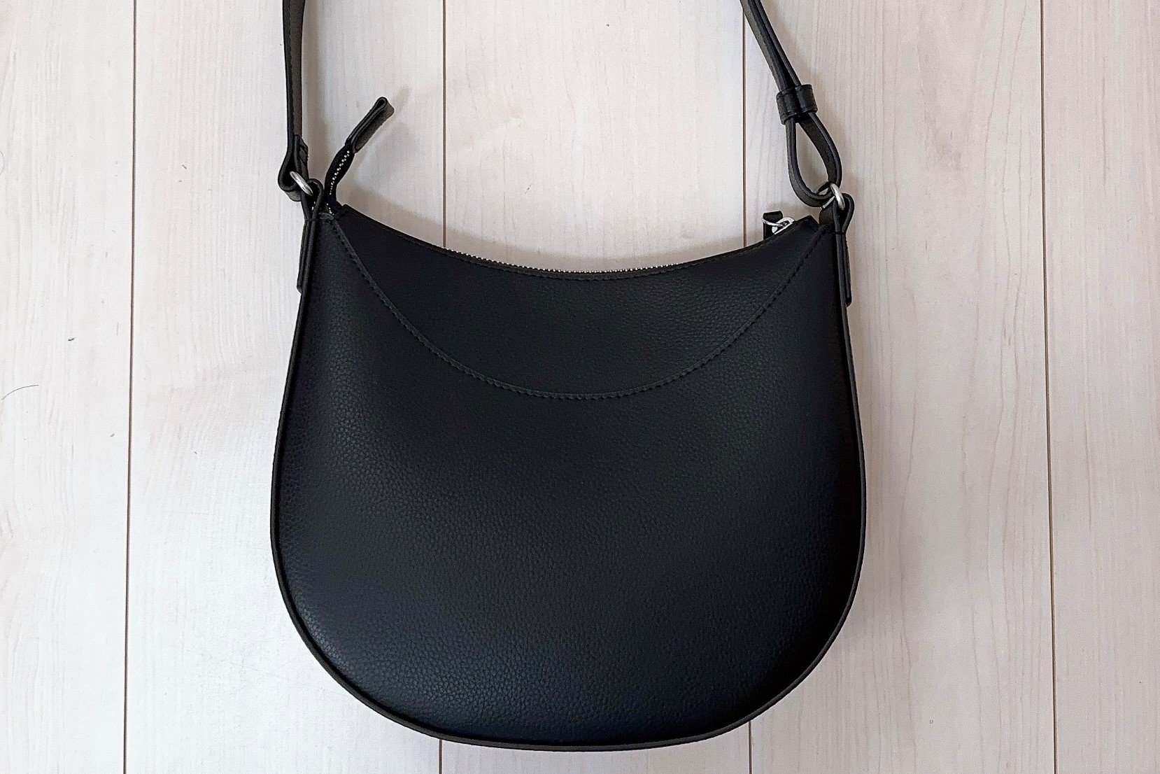 2990円に見えないユニクロ「高見えバッグ」。ペットボトルもすっぽり入る | ESSEonline（エッセ オンライン）