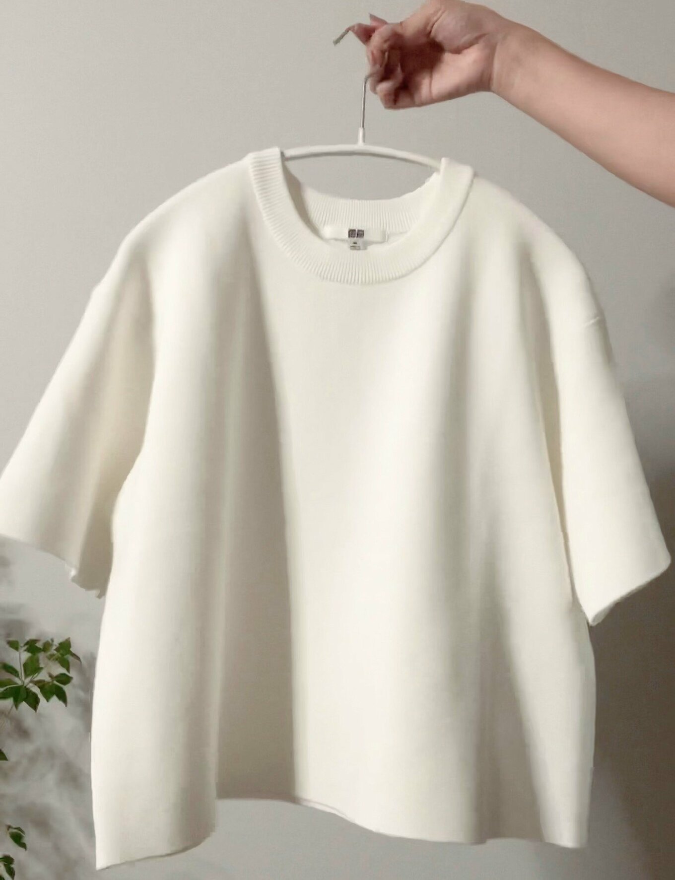 [写真](4ページ目)50代、「ユニクロの新作ニット」2990円が強い味方。体型カバー&キレイ見えコーデ3選 | ESSEonline（エッセ オンライン）