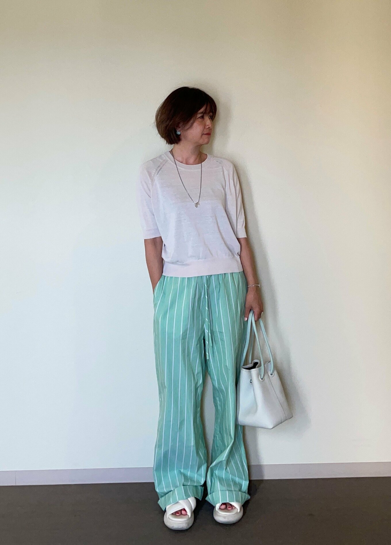 [写真](1ページ目)50代「キレイ色コーデ」があか抜けるコツ。“顔から遠い”ボトムスから挑戦 | ESSEonline（エッセ オンライン）