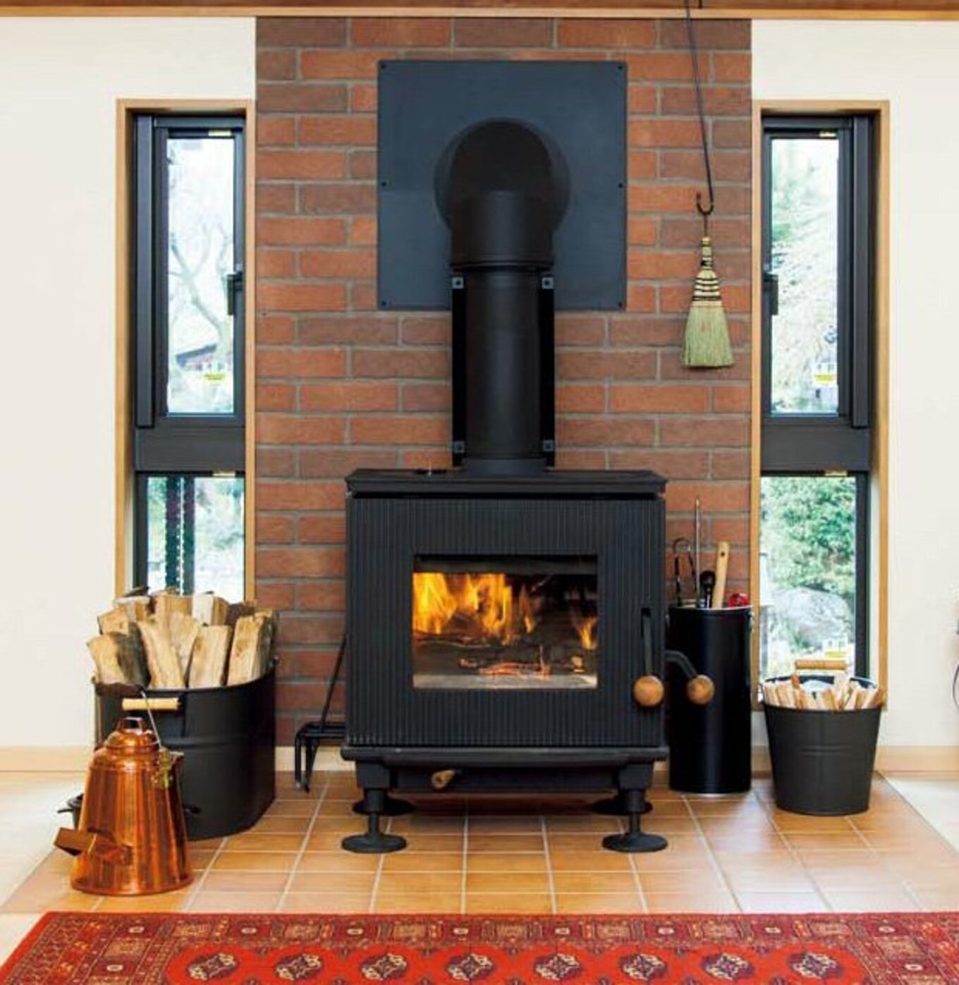 [写真](1ページ目)薪ストーブ、ペレットストーブを編集部がピックアップ！炎を眺める豊かな暮らし | ESSEonline（エッセ オンライン）