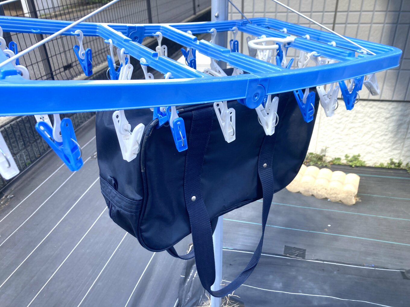 洗いづらい「リュック・カバン」の汚れをごっそり落とすコツ。色やハリが蘇って清潔に | ESSEonline（エッセ オンライン）