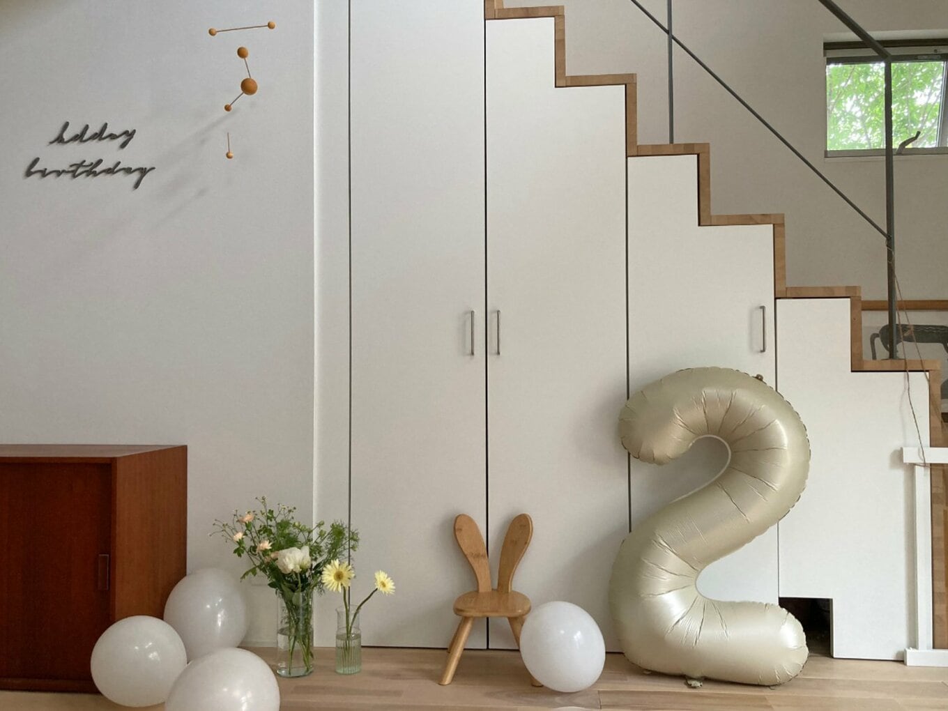 リビング階段下を周囲の壁と一体化させ収納に。LDKが広々＆撮影の背景にも | ESSEonline（エッセ オンライン）