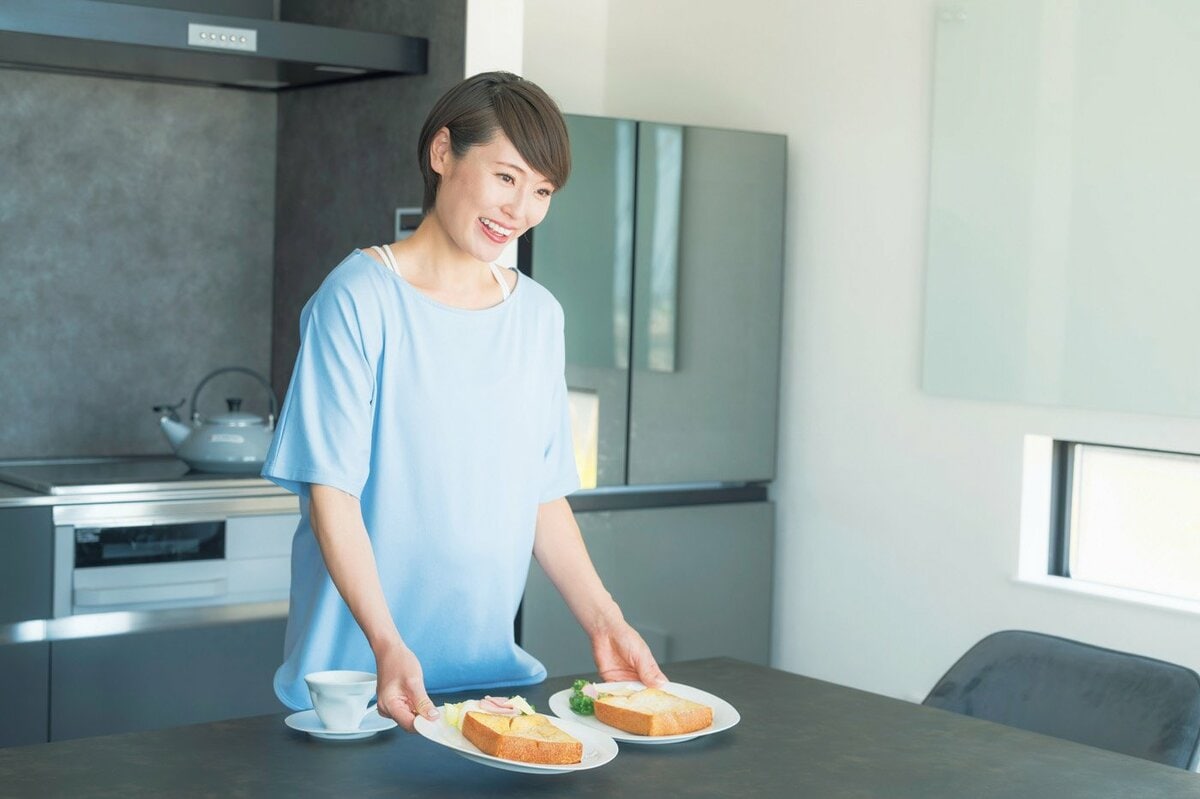 1日が変わる「朝のすっきり習慣」5つ。白湯を飲み、朝ごはんは3択形式で時短に | ESSEonline（エッセ オンライン）
