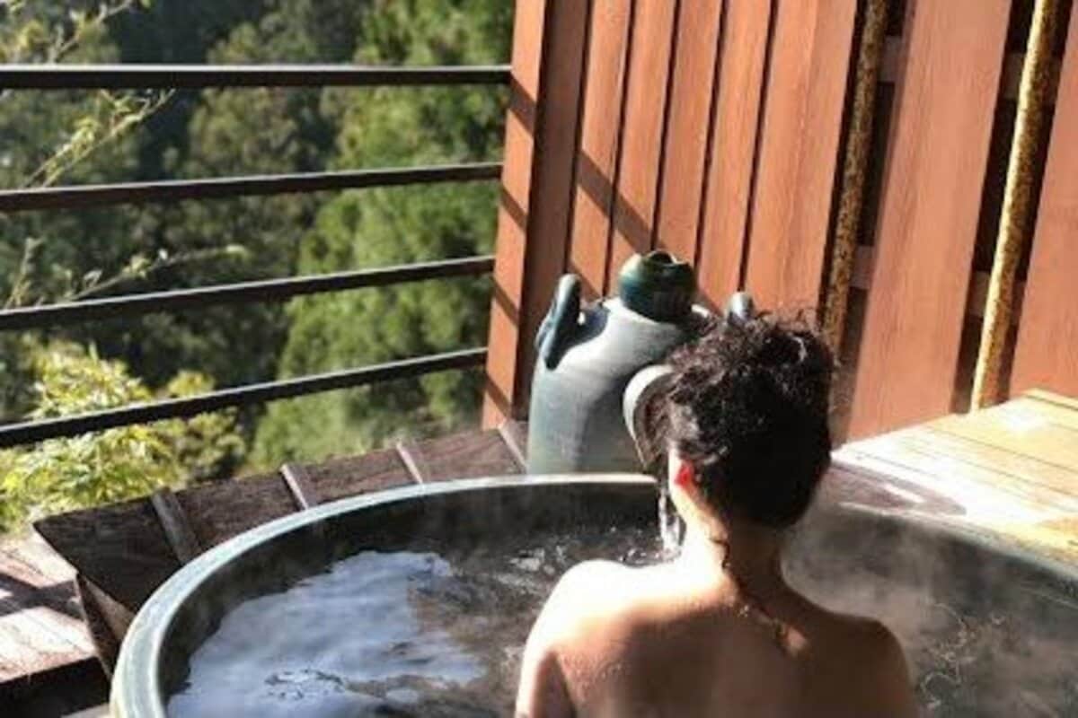 芸人・友近さんの「ひとり旅」の過ごし方。大事にしているポイントは、移動手段と温泉 | ESSEonline（エッセ オンライン）