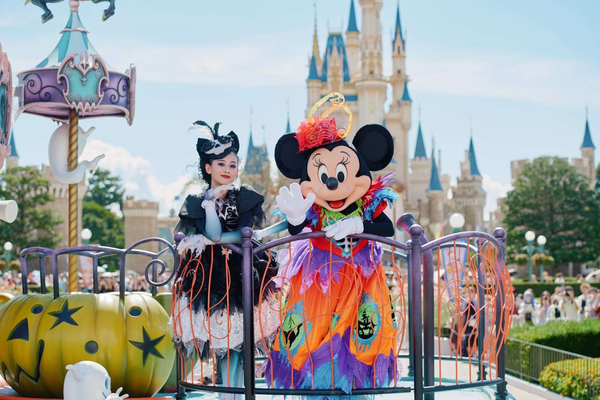 今年も話題の「ディズニー・ハロウィーン」。大人世代が疲れず楽しむコツは“鑑賞”にあり！ | ESSEonline（エッセ オンライン）