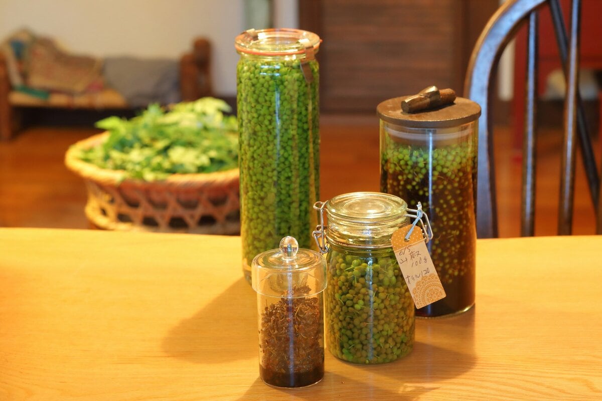 「山椒のしょうゆ漬けとオイル漬け」レシピ。手間なく仕込めて、いつもの料理を格上げ | ESSEonline（エッセ オンライン）