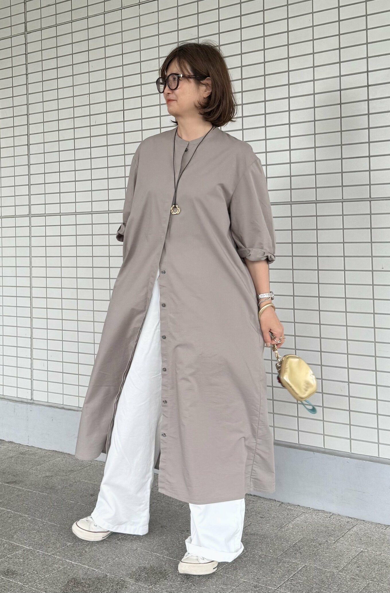 [写真](1ページ目)50代「無印良品のシャツワンピース」着まわしコーデ3つ。体形カバー＆高見えのコツも解説 | ESSEonline（エッセ オンライン）