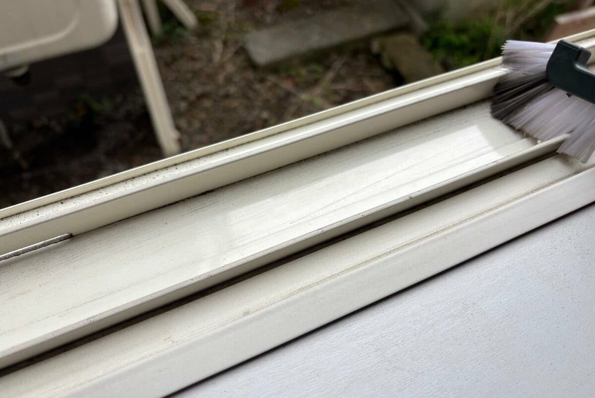 クリンネストが「窓のサッシ掃除」を今のうちにするワケ。家にあるものでOK、結露対策も | ESSEonline（エッセ オンライン）