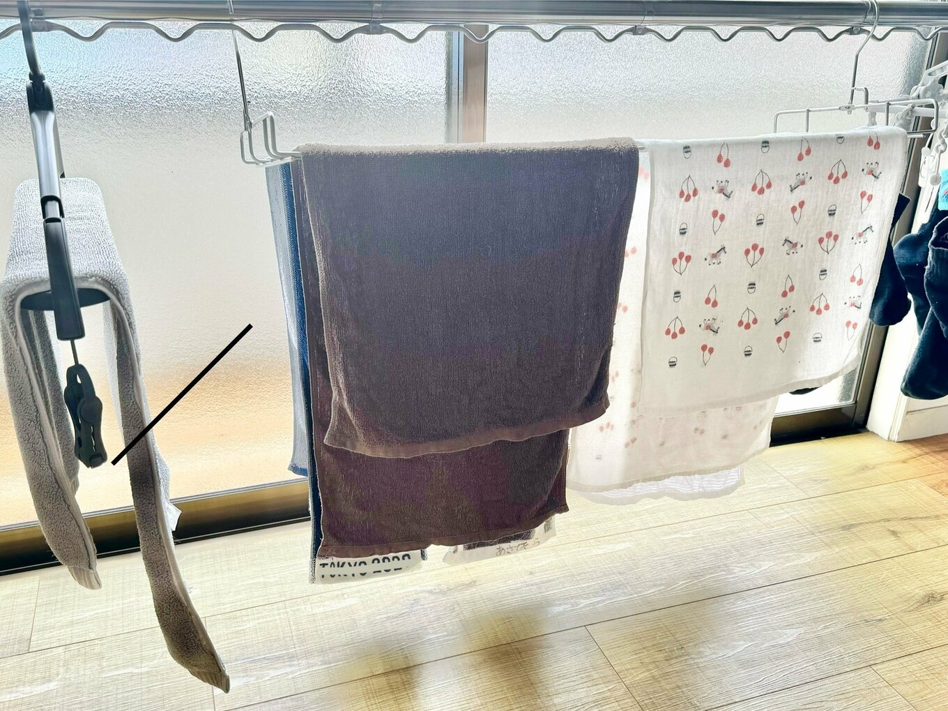 [写真](1ページ目)におわない＆速く乾く「部屋干し」のコツ。裏返して干すだけでも効果あり | ESSEonline（エッセ オンライン）