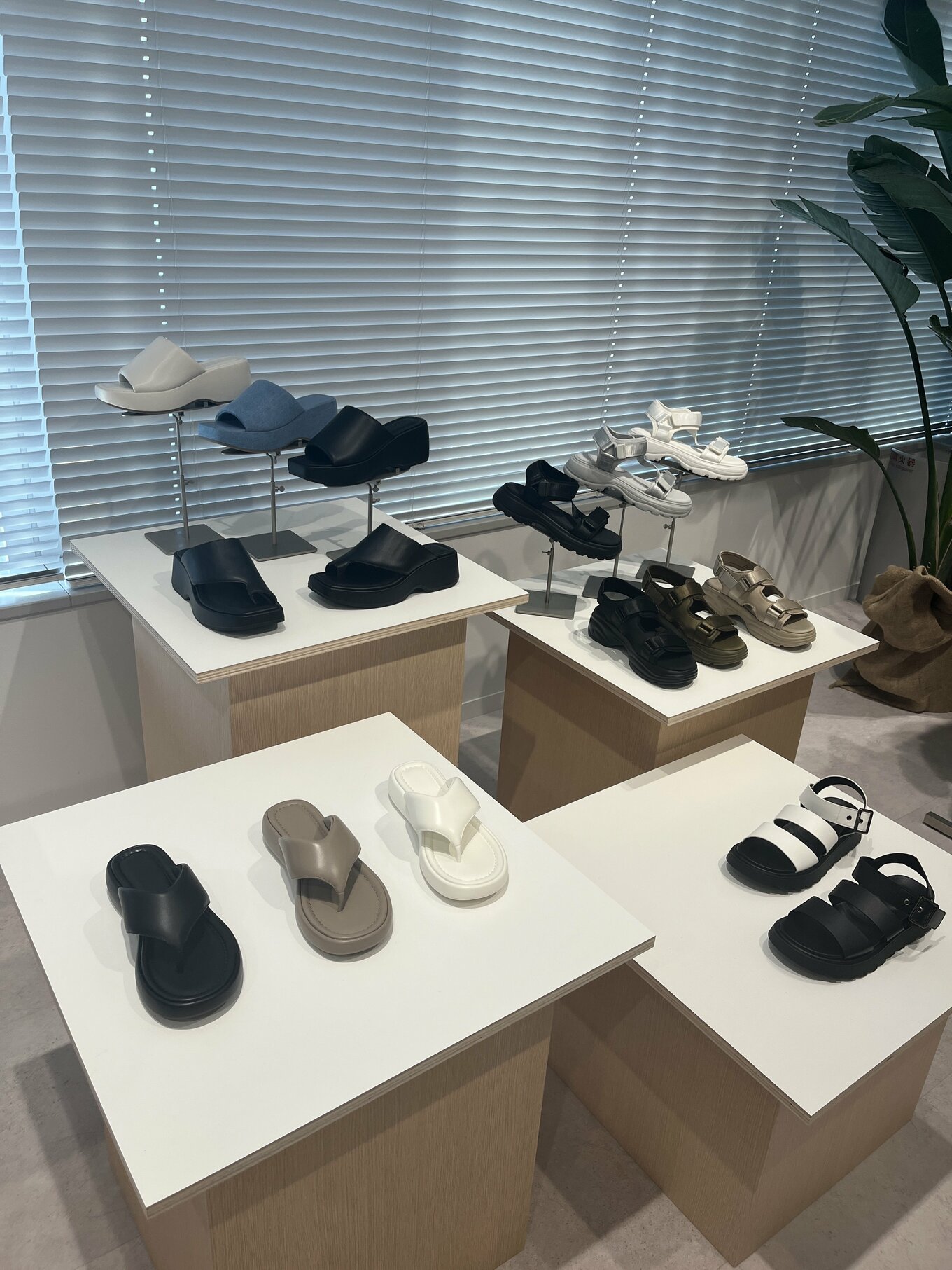 GU・40代以上も使いやすい新作サンダル。軽量＆脚長見えする「2990円スポサン」がすごい | ESSEonline（エッセ オンライン）