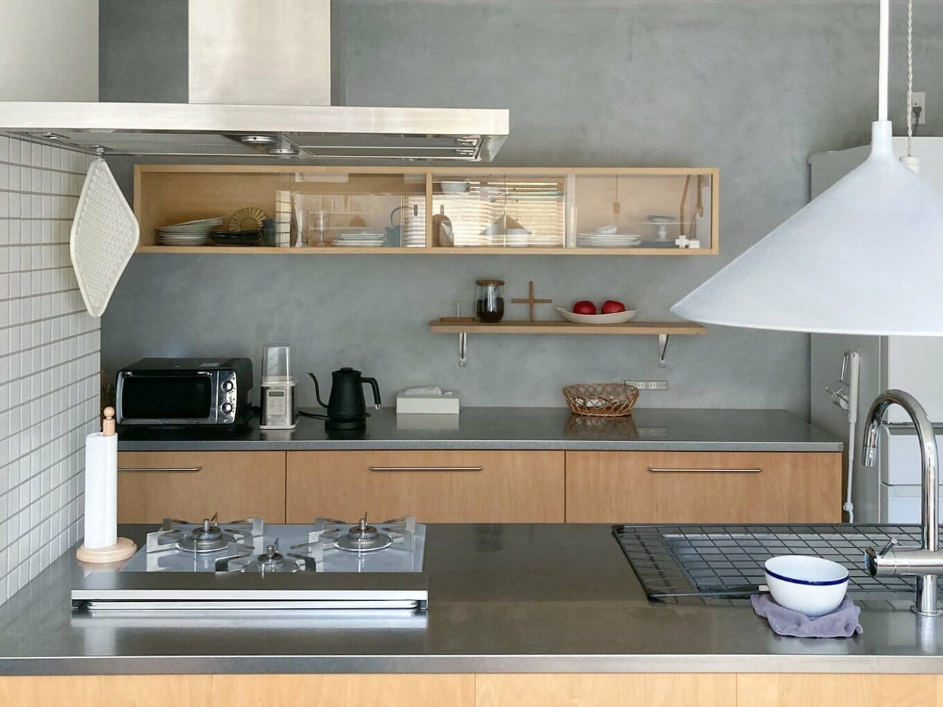 キッチンに飾り棚風のつり戸棚を造作！ギャラリーみたい＆大好きな器の出番が増えた | ESSEonline（エッセ オンライン）