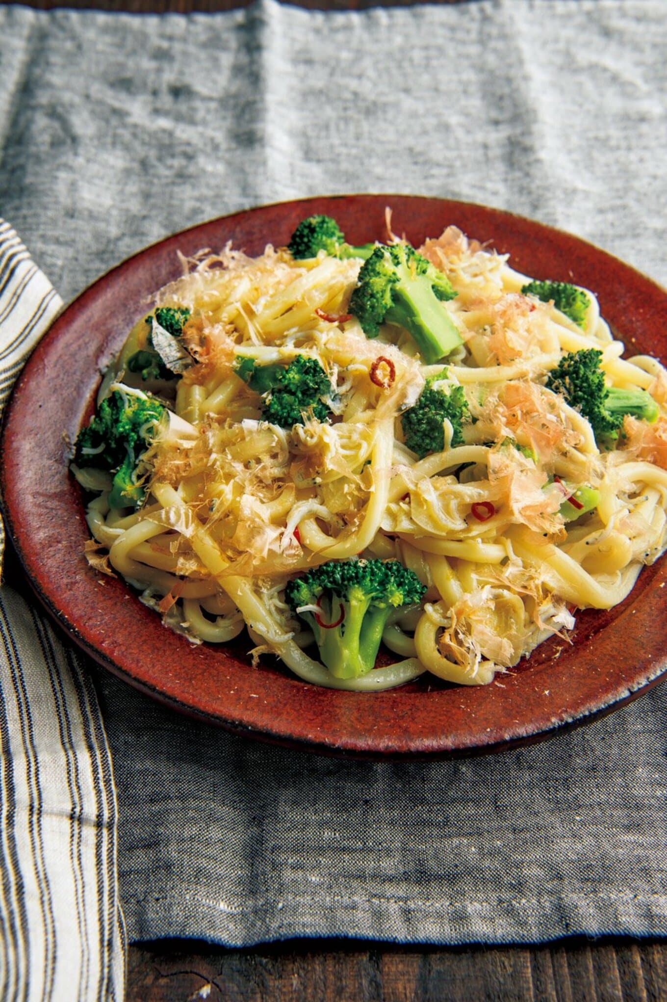 [写真](1ページ目)笠原将弘さん考案「じゃこのペペロンうどん」。ゆで汁に加えた昆布茶がかくし味に | ESSEonline（エッセ オンライン）