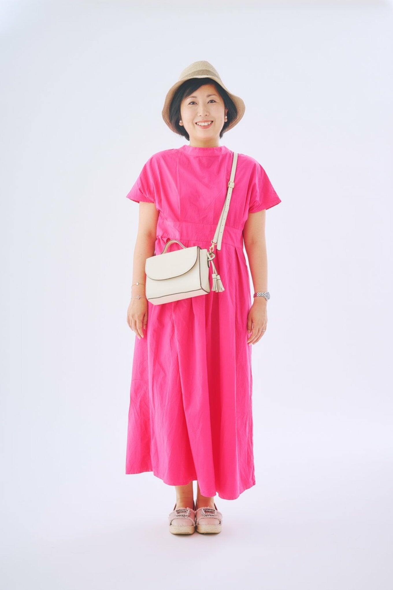 [写真](1ページ目)40代、「ワンピース」がGUであか抜ける。色の魅力はそのままに上品なコーデに | ESSEonline（エッセ オンライン）