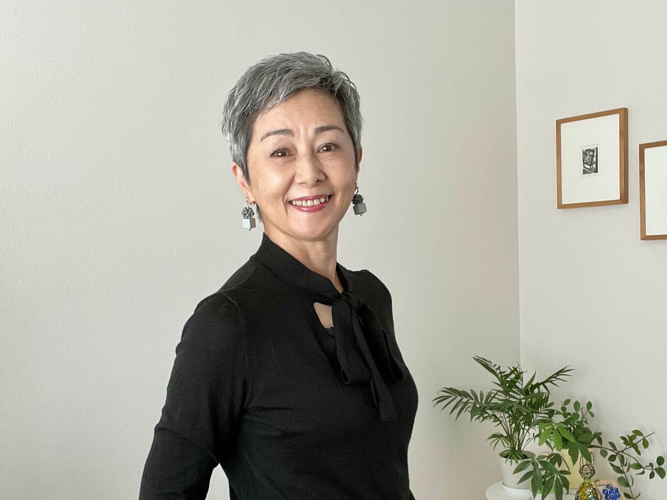 50代・60代・70代「白髪染めをやめた」3人のきっかけ。グレイヘアへの移行期間や変化も楽しむ | ESSEonline（エッセ オンライン）