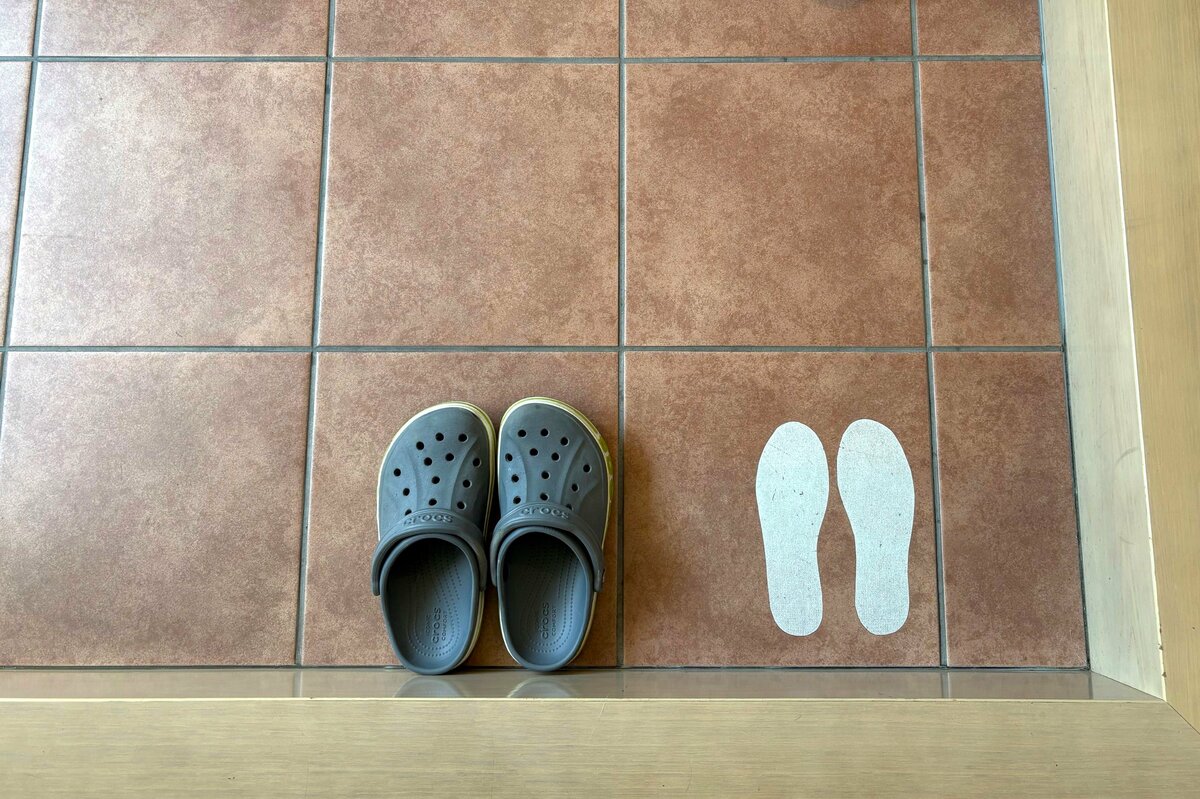 100均の“足跡シート”で靴の定位置が決まった！玄関の「すっきり収納」アイデア3つ | ESSEonline（エッセ オンライン）