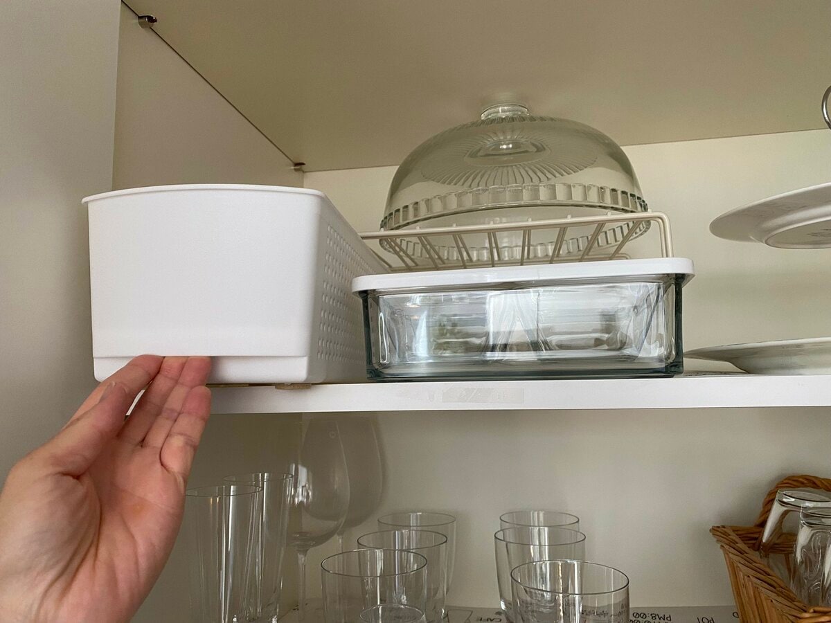 40代からの「疲れない」収納。つり戸棚は110円のボックスで家事ラクに | ESSEonline（エッセ オンライン）