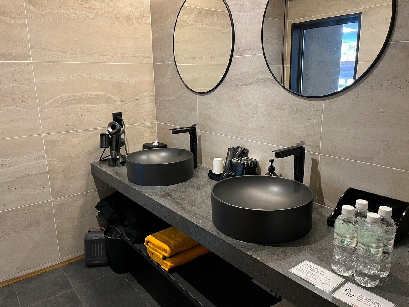 [写真](1ページ目)40代親子が鴨川で非日常なヴィラ宿泊体験。ピアノもサウナもビールサーバーも…！ | ESSEonline（エッセ オンライン）