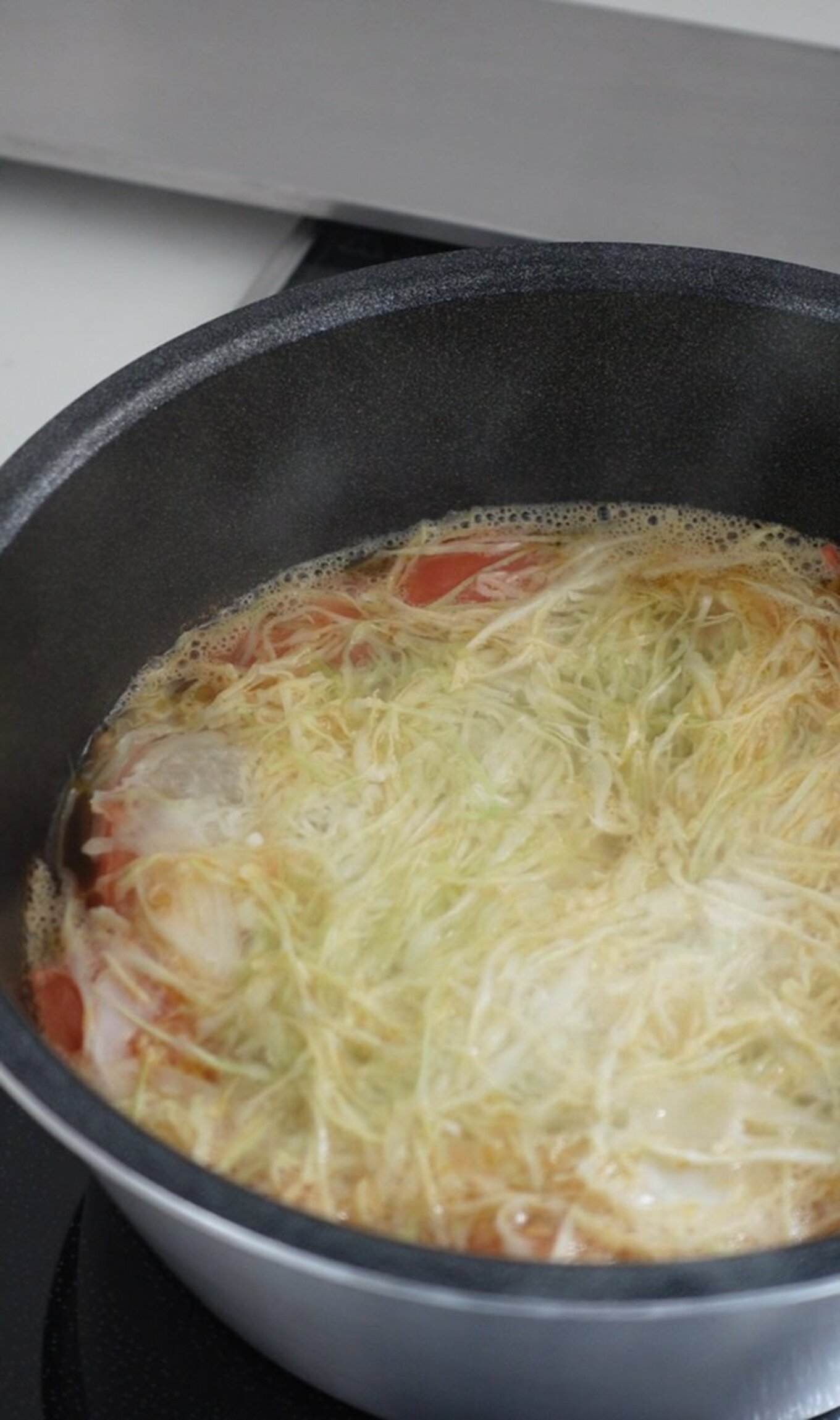 [写真](1ページ目)キャベツとトマトと卵の簡単スープ。疲れた体にしみしみ、朝ごはんにもぴったり | ESSEonline（エッセ オンライン）