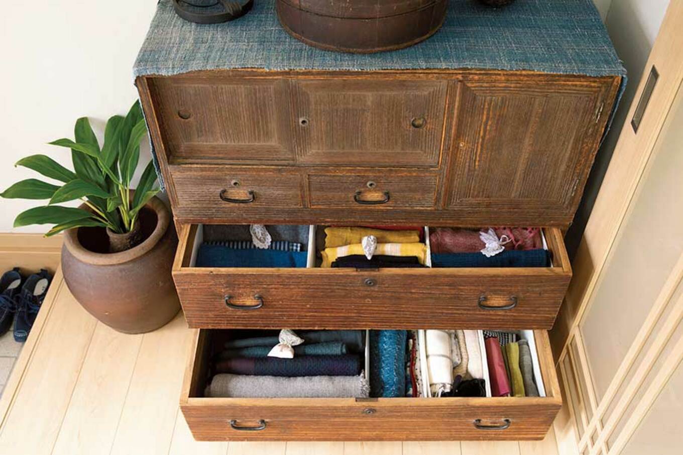 [写真](1ページ目)76歳、クローゼットには好きなものだけを。新しい服を買わずにお気に入りを着こなすコツ | ESSEonline（エッセ オンライン）