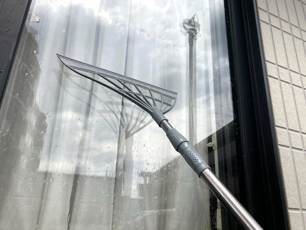 ダイソー220円「マルチ万能ほうき」で掃除が快適に。家じゅうピカピカ、梅雨にも便利 | ESSEonline（エッセ オンライン）