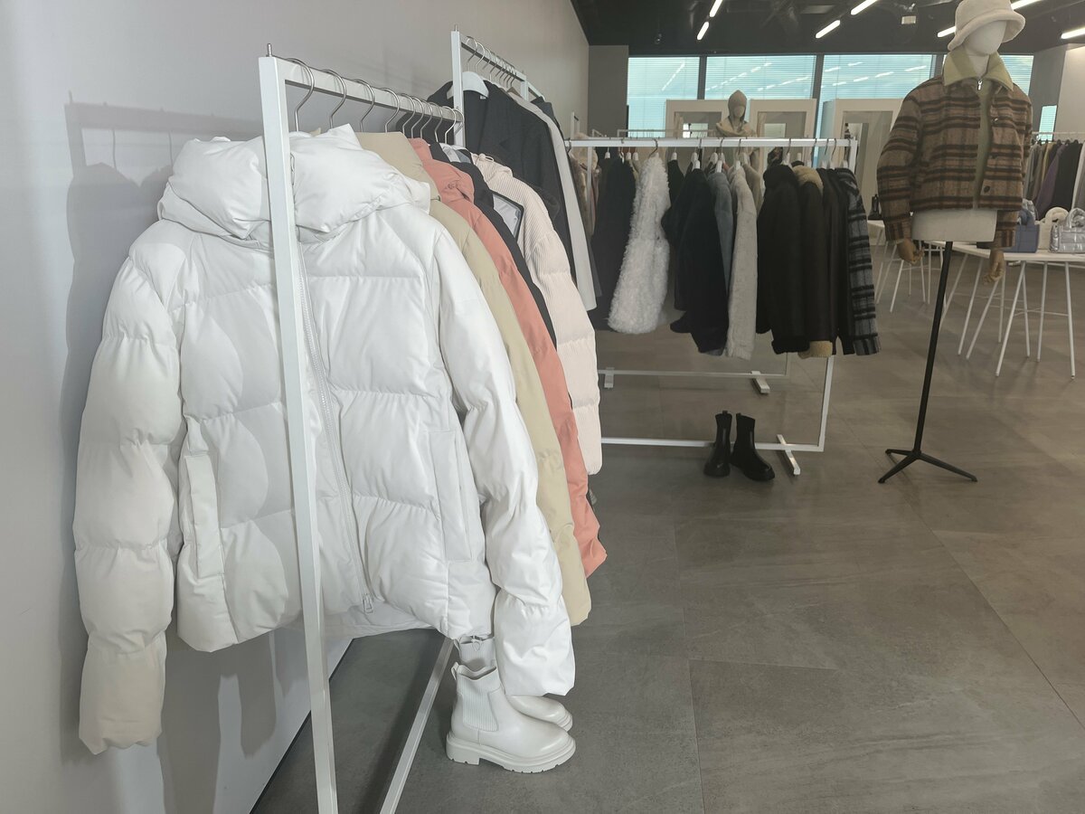 「GU」でアラフォーのコート探し。新登場コーデュロイ素材のダウンが今っぽかわいい | ESSEonline（エッセ オンライン）