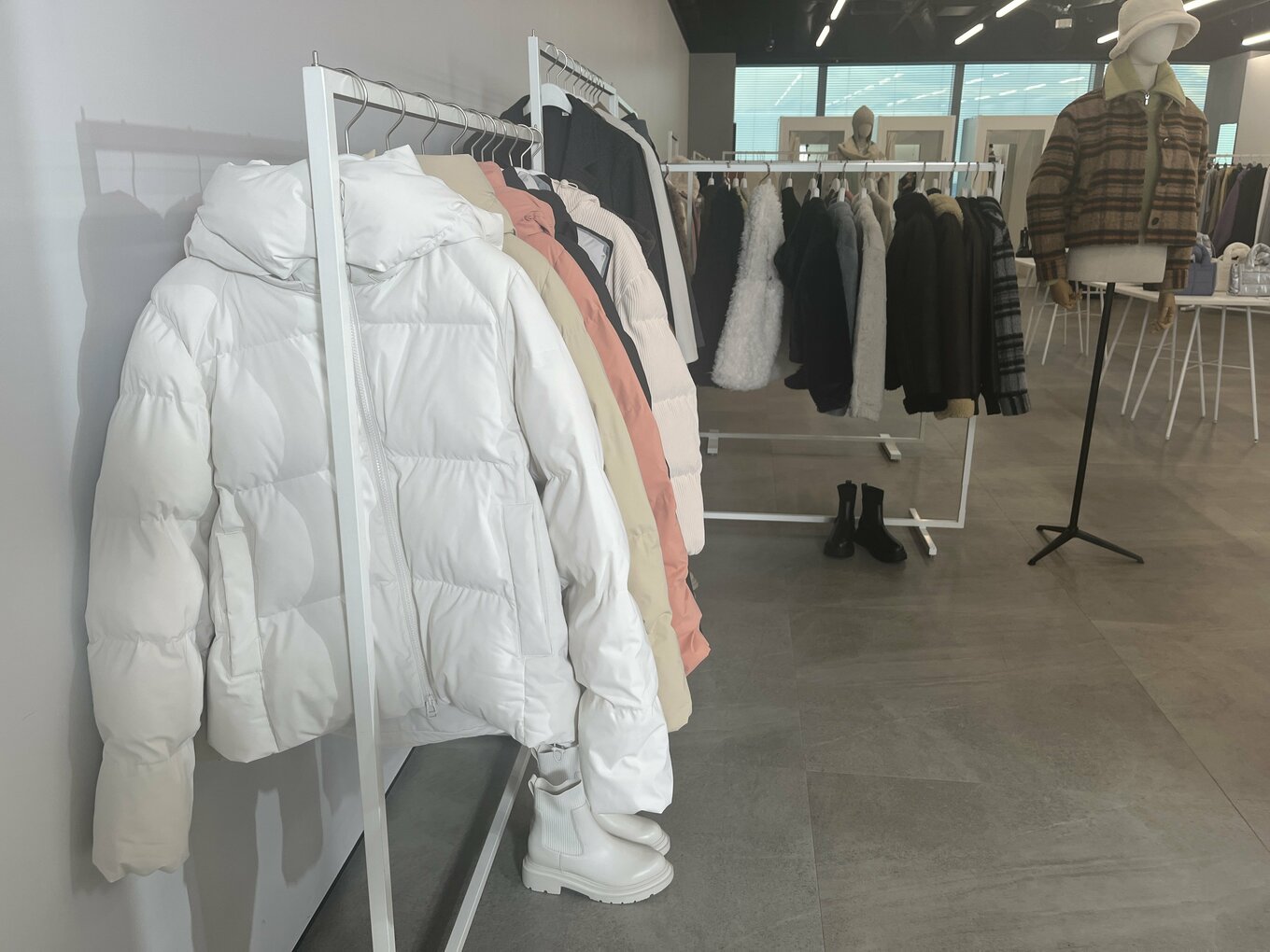 「GU」でアラフォーのコート探し。新登場コーデュロイ素材のダウンが今っぽかわいい | ESSEonline（エッセ オンライン）