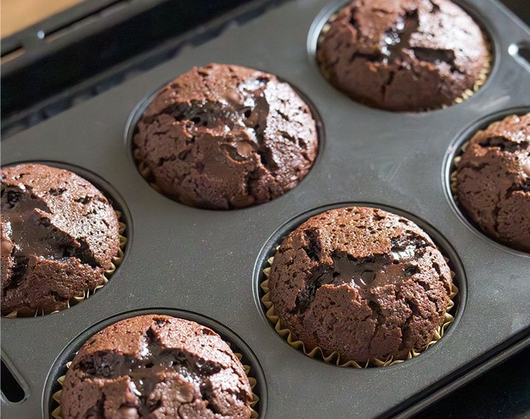 バレンタインに。板チョコで手軽につくれる濃厚チョコケーキ2つ | ESSEonline（エッセ オンライン）