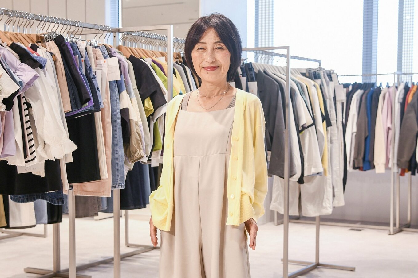 60代、GUの全身1万550円の上品コーデ。ロングワンピース感覚で体型カバーも | ESSEonline（エッセ オンライン）