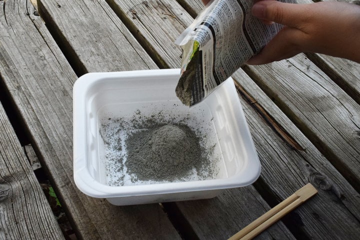 ダイソーのセメントとカップ麺の空き容器で「プランター」をDIY | ESSEonline（エッセ オンライン）