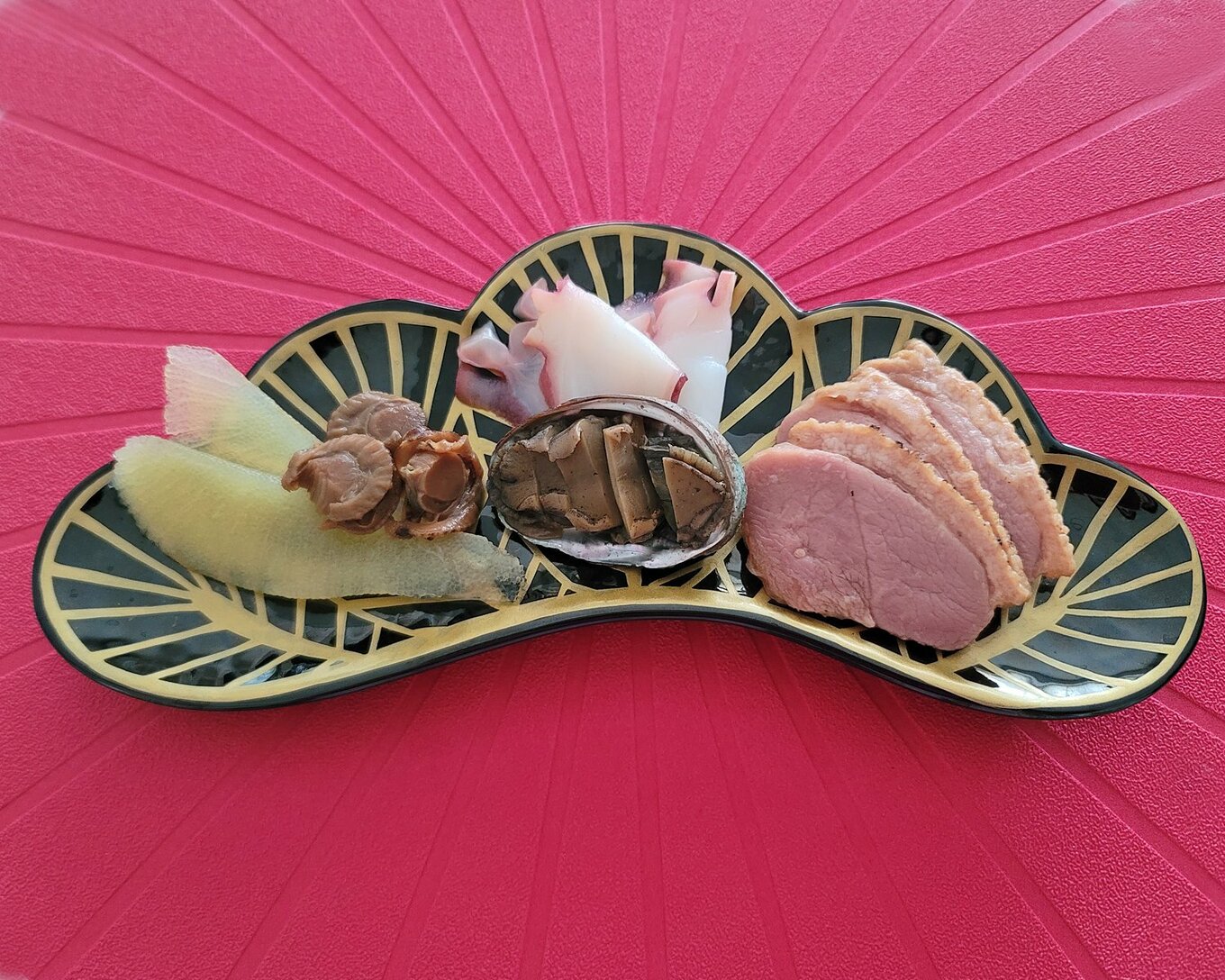 [写真](1ページ目)今年もローソン「100円おせち」が充実。アワビ、かまぼこ、数の子も値上げなし！ | ESSEonline（エッセ オンライン）