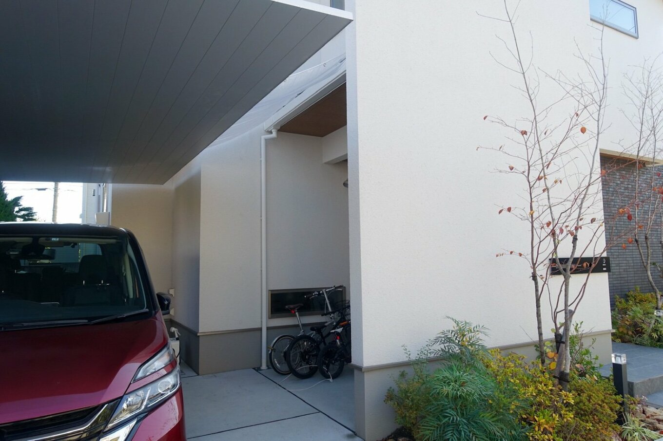 [写真](1ページ目)残念な自転車置場！雨で濡れるのを直したくても、住宅保証の壁が | ESSEonline（エッセ オンライン）