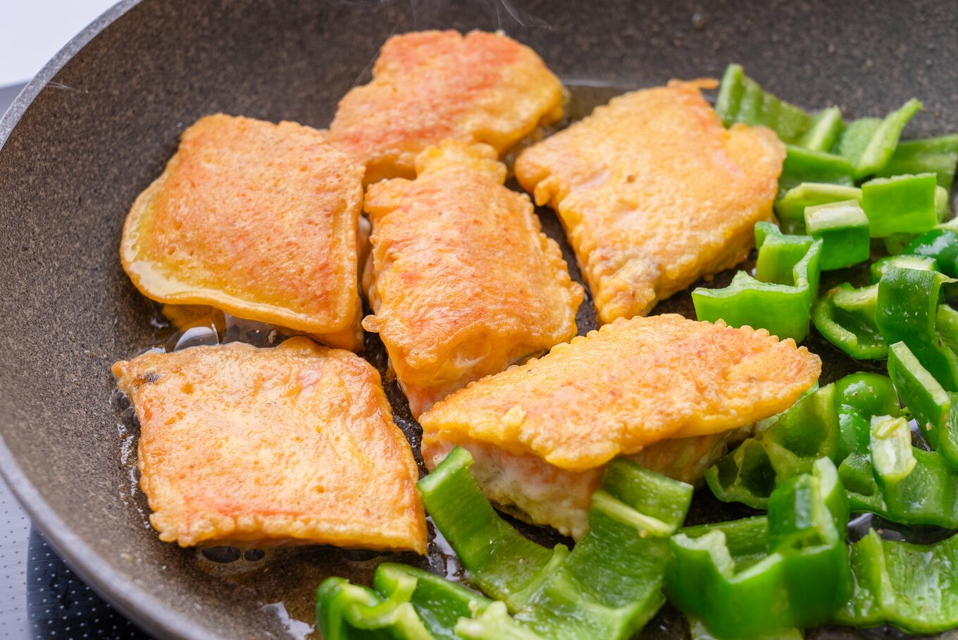 [写真](1ページ目)魚が苦手でも食べやすい「鮭のチーズ焼き」。うま味とやわらかさに感動 | ESSEonline（エッセ オンライン）