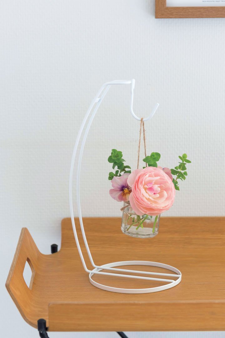 100均のバナナスタンドにグリーンをハンギング！イケてるアレンジワザ4選 | ESSEonline（エッセ オンライン）