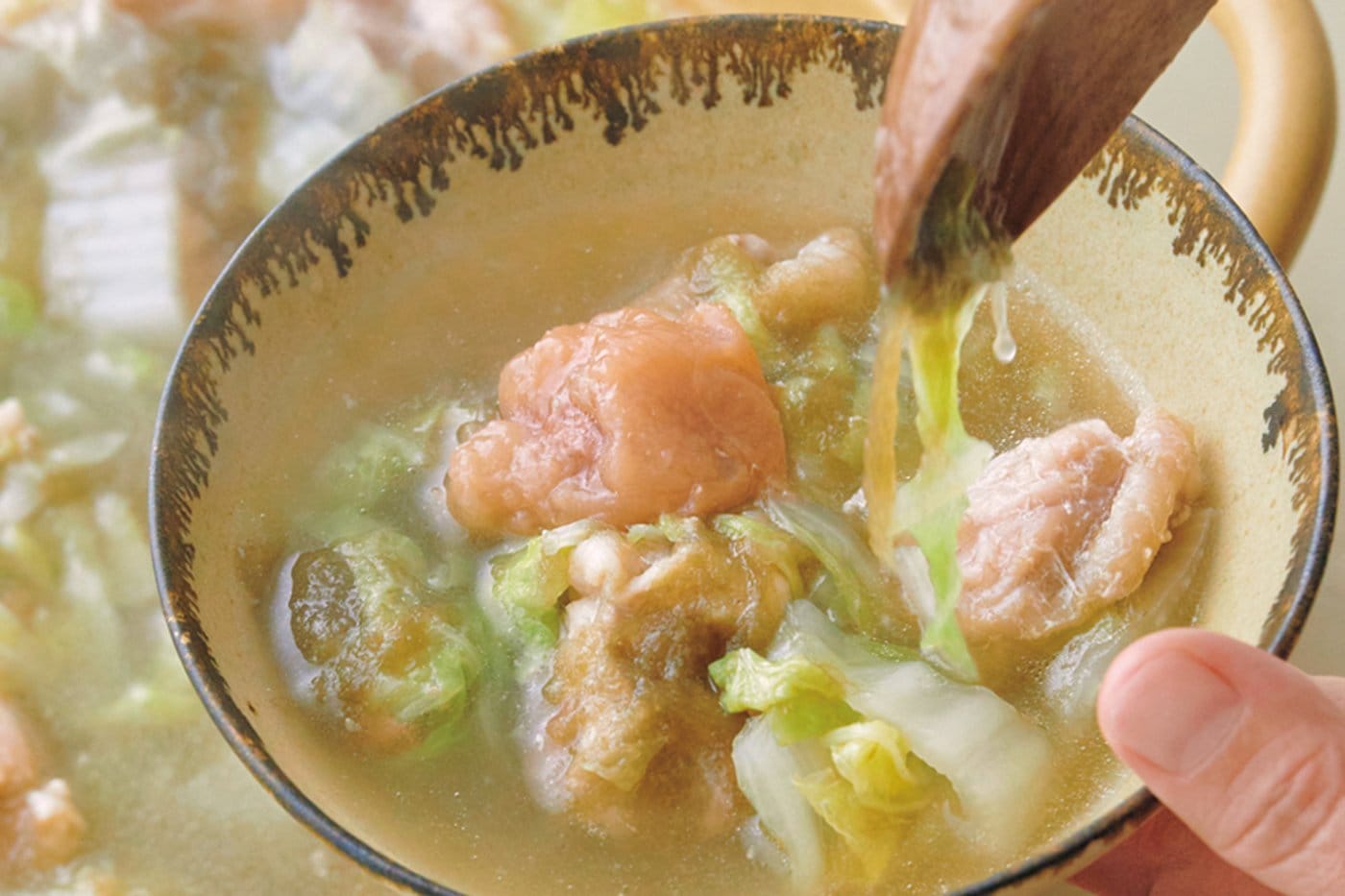 長谷川あかりさん流「くたくた白菜の梅バター鍋」。鶏肉もいれて栄養たっぷり／冬に食べたい鍋レシピ | ESSEonline（エッセ オンライン）