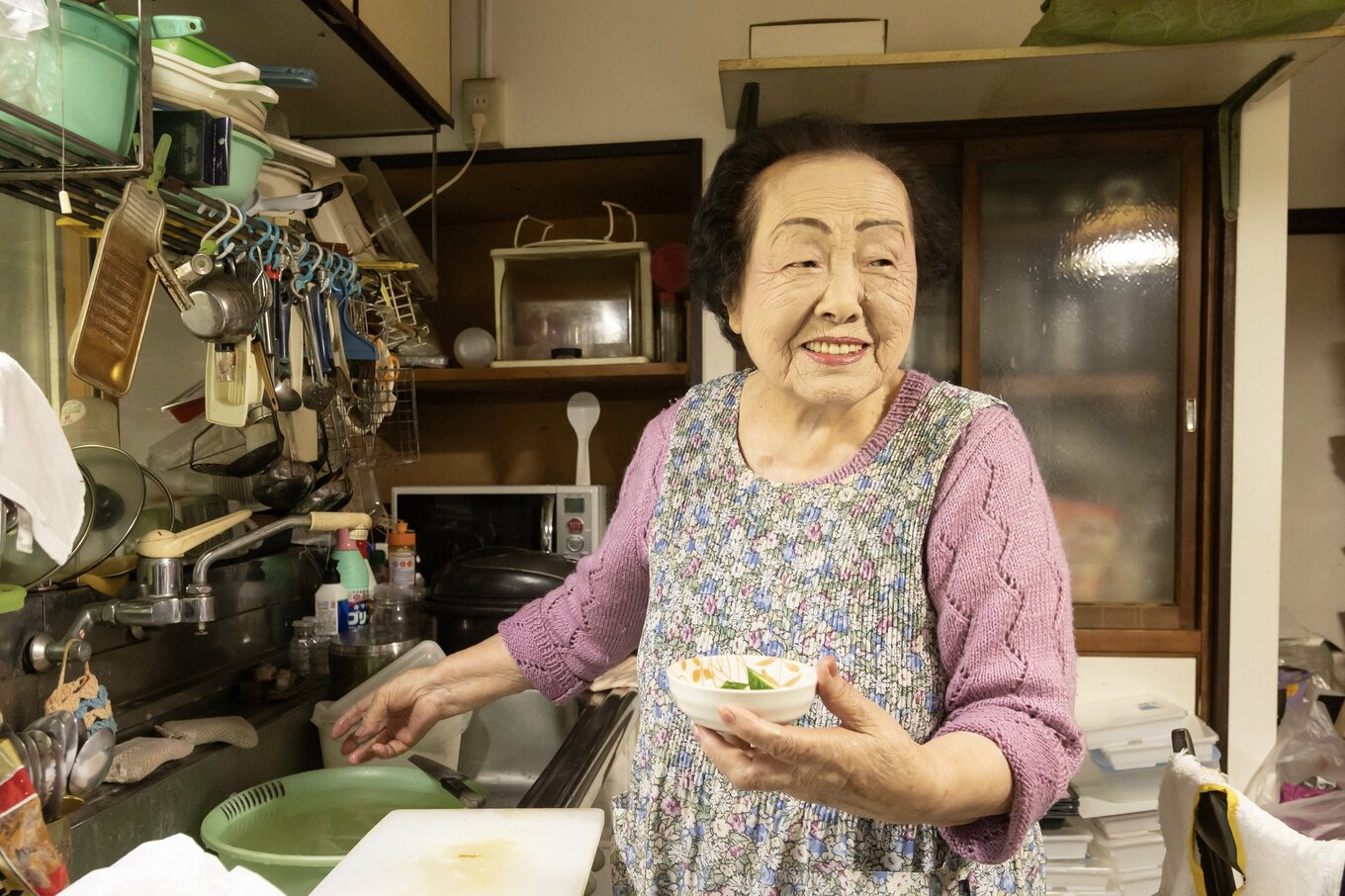 [写真](3ページ目)「ご機嫌をとるべきは自分自身」102歳現役美容部員はマニキュアで気分があがる | ESSEonline（エッセ オンライン）