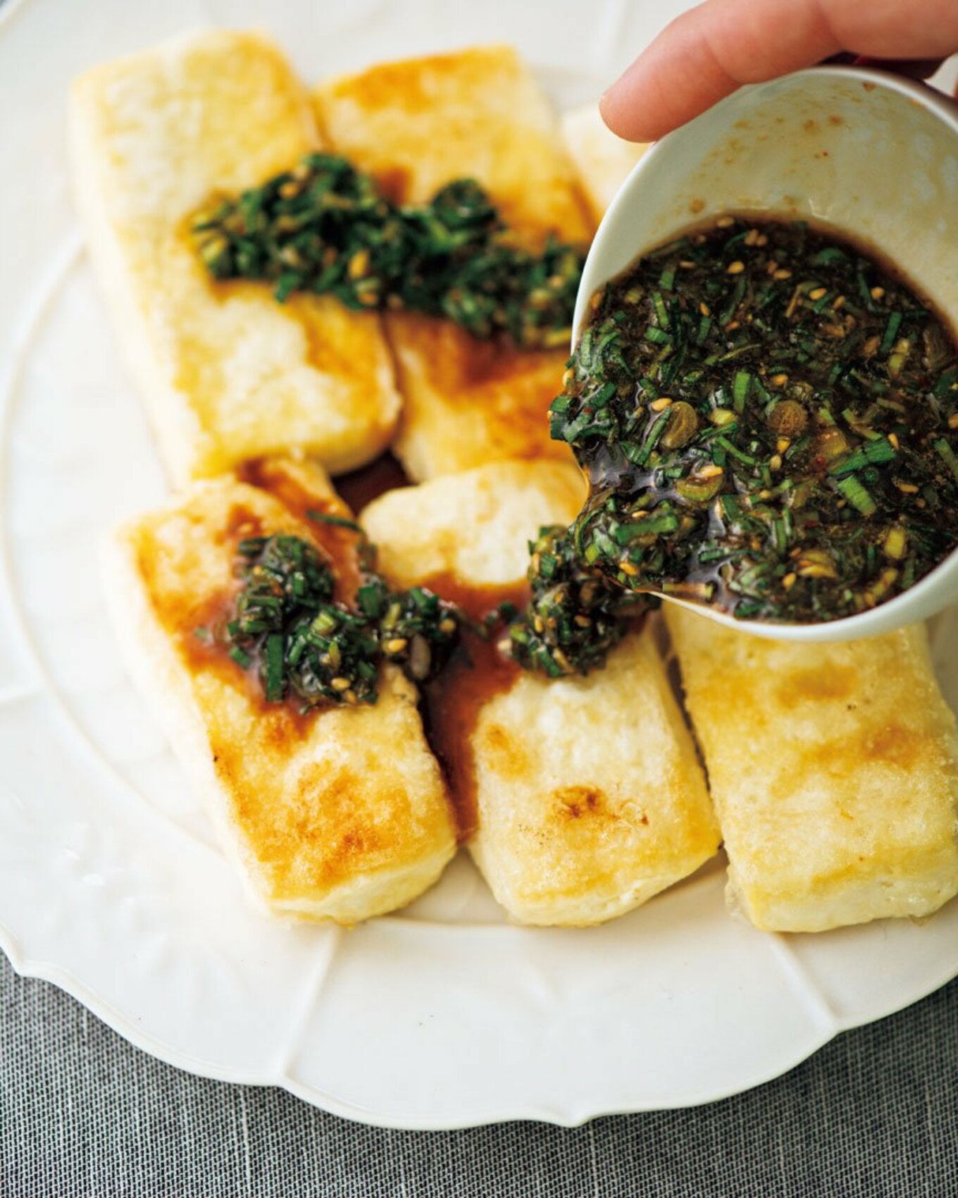 [写真](1ページ目)ニラを使った魔法の万能薬味ダレ。肉や野菜にかけて、手軽にスタミナアップ | ESSEonline（エッセ オンライン）