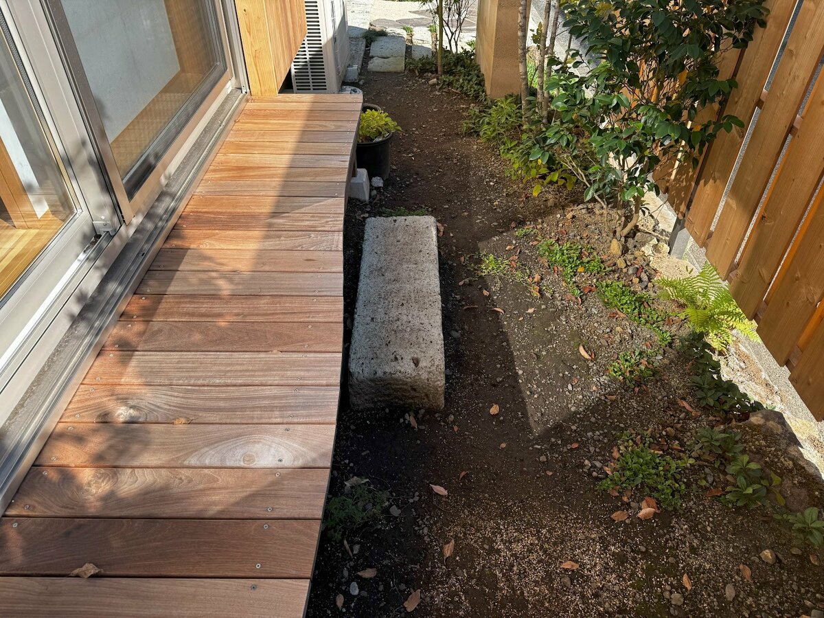 奥行き2mの小さな庭を“幸せ空間”にする工夫3つ。雑草対策は「根こそぎ抜かない」でOK | ESSEonline（エッセ オンライン）