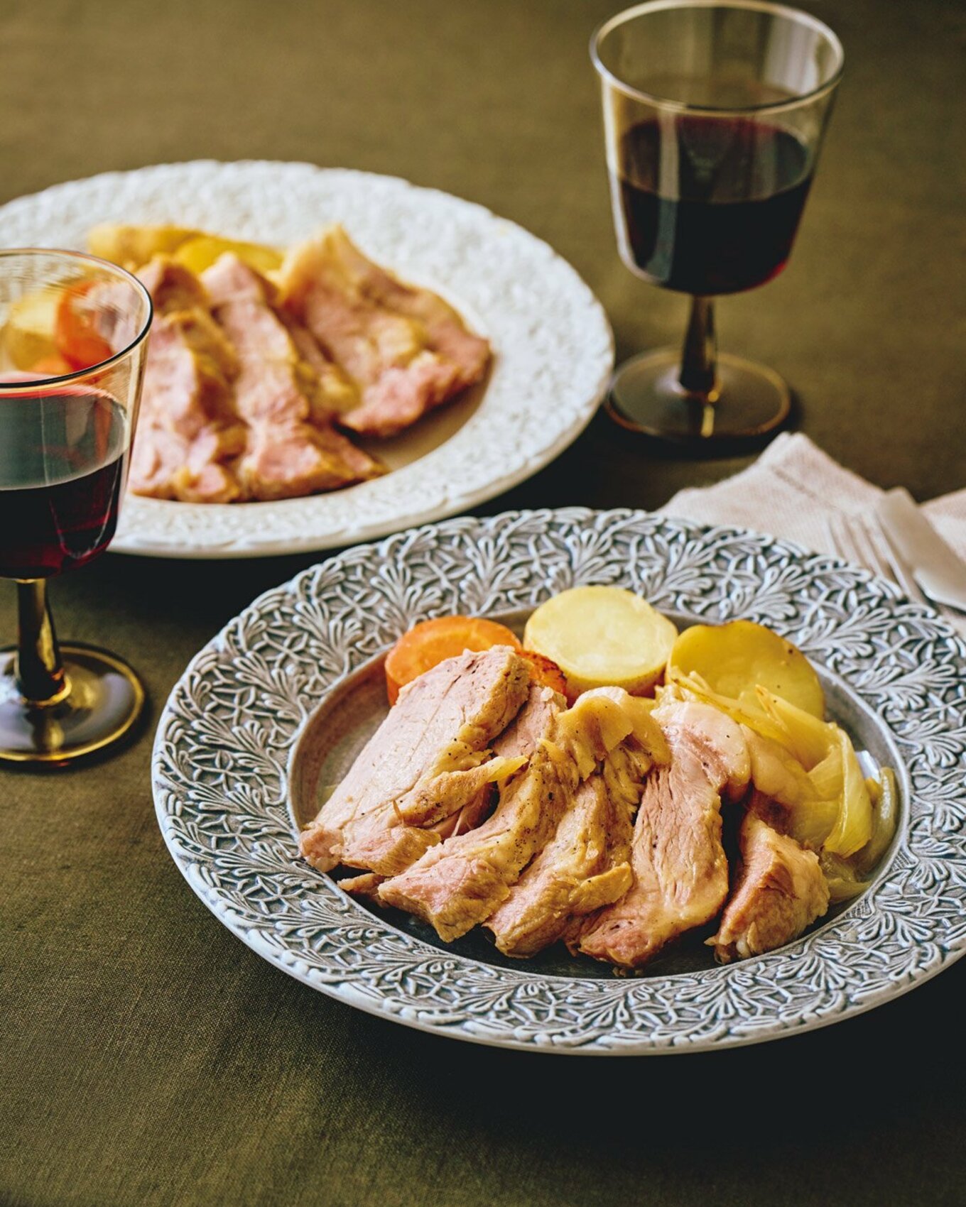 [写真](1ページ目)フライパンでつくる「豚肉」のごちそうレシピ。かたまり肉で豪華な一品 | ESSEonline（エッセ オンライン）