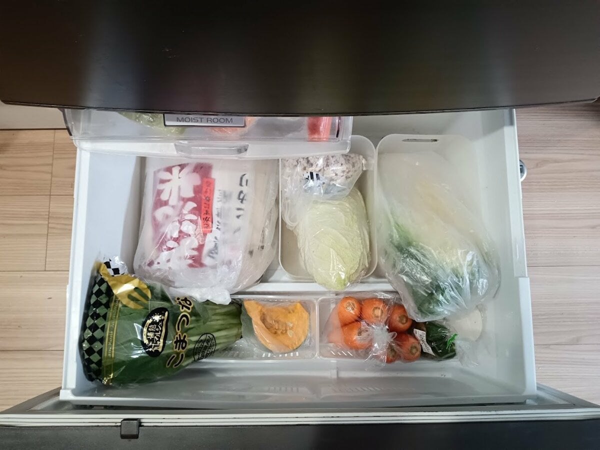 冷蔵庫の野菜室「やりがちなNG収納」とは？便利グッズも活用で、ムダにしない | ESSEonline（エッセ オンライン）