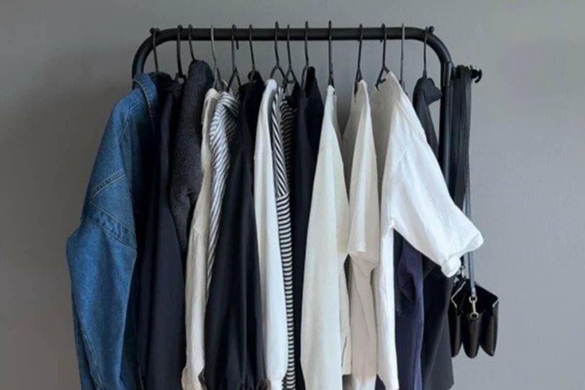 「服はハンガーラックに収まるだけ」。服を200着→20着に減らして気づいた「服の捨てリスト30」 | ESSEonline（エッセ オンライン）