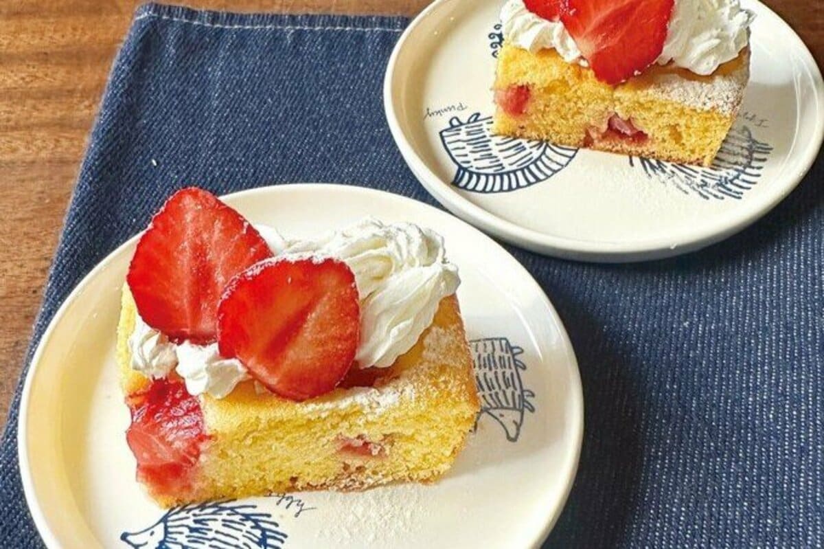 山本ゆりさんのふわふわ＆しっとり「イチゴのバターケーキ」レシピ。泡立て不要で簡単 | ESSEonline（エッセ オンライン）