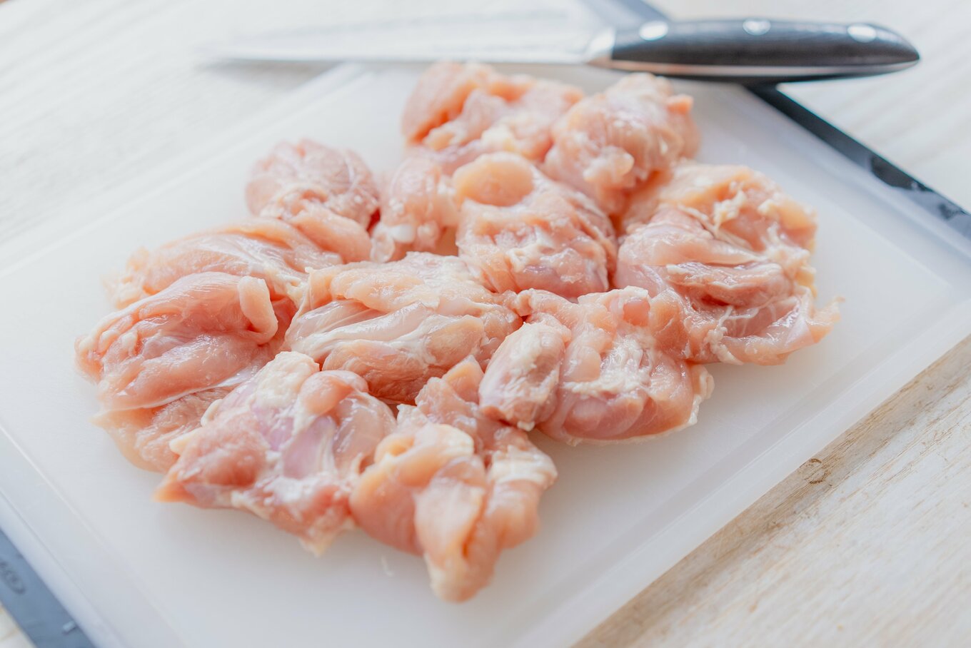 漬け込んで焼くだけ「スパイシーチキン」。こんがりジューシーでバーベキューにもぴったり | ESSEonline（エッセ オンライン）