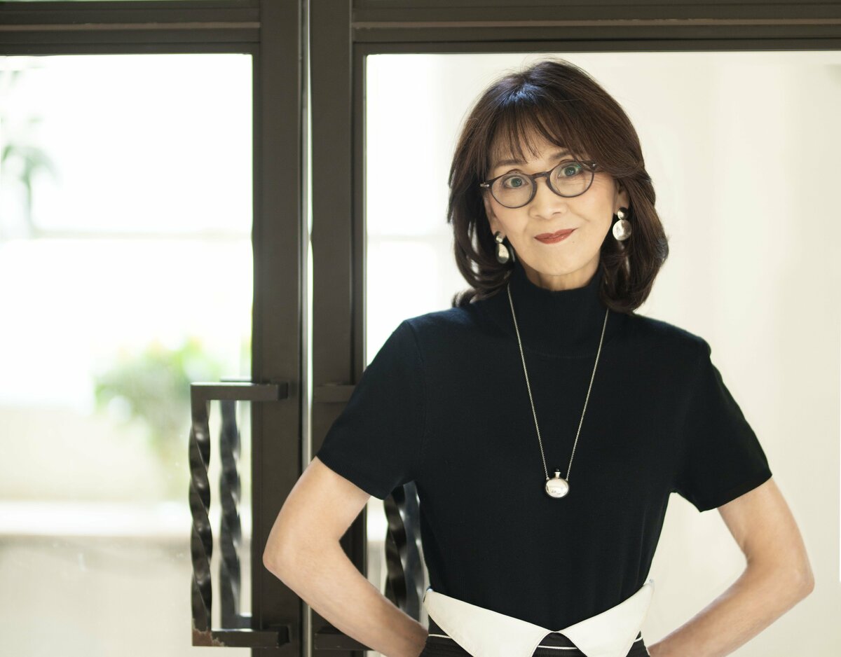 70代、柏木由紀子さんのおしゃれに欠かせないメガネ。伊達メガネを愛用する意外な理由：5月に読みたい記事 | ESSEonline（エッセ オンライン）